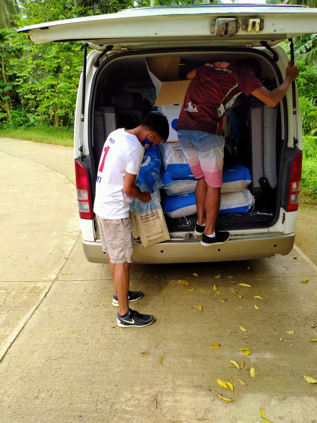 Bugas, Face Masks Sanan Face Shields Para Sa Mga Indigent Na Pamilya ...